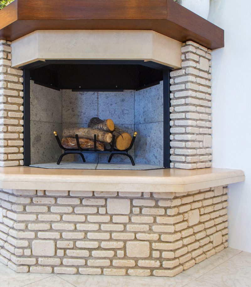 Caminetto classico in pietra Nespolo Caminetti Carfagna | Fuoco & Design