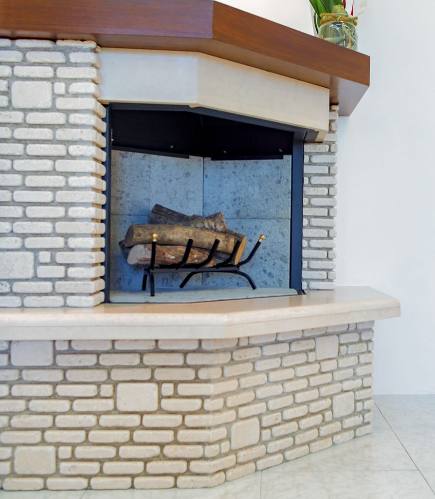 Caminetto classico in pietra Nespolo Caminetti Carfagna | Fuoco & Design